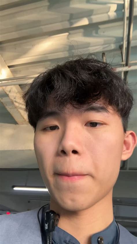 不知道我的班要從初一上到初四還是初五 聽說明天初三會最忙 我真的很佩服上班表情管理還能很好的人 我好累我沒辦法 阿彌陀佛 真的笑不出來 空班跑去停車場看下面市民大道 真漂亮 撫慰到我的小小心靈🚬