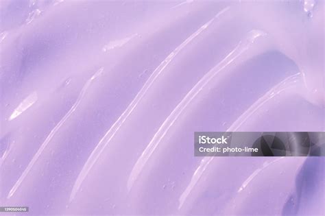 슬라임 질감 배경 보습 뷰티 크림 밤 스와치 페인트 라일락 크림 모이스처 라이저 샴푸 스프레드 화장품 얼룩 배경 크리미한 액성 스킨케어 로션 무스 보라색에 대한 스톡 사진