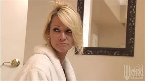 Julia Ann Keeps Her Legs Wide Open And Gets Her Pussy Licked