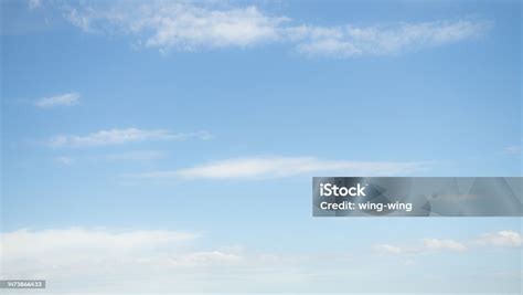 구름 푸른 하늘 배경 밝은 낮 빛 맑은 아름다운 여름 흐림 공기 기후 경치 좋은 구름 풍경 천국 햇빛 분위기 맑은 벽지에 대 한 아름다움 자연 0명에 대한 스톡 사진 및