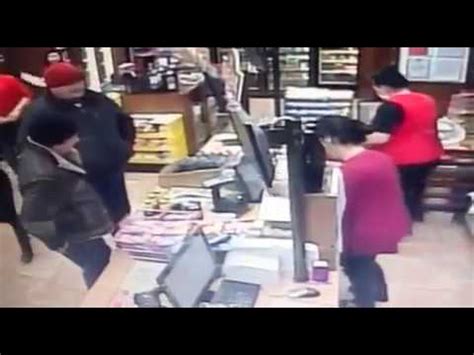 Два мужика целуются в засос на магазине YouTube