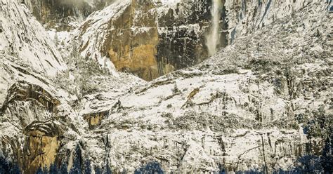 전경에 소화전이있는 눈과 구름으로 덮인 산 사진 Unsplash의 겨울 이미지