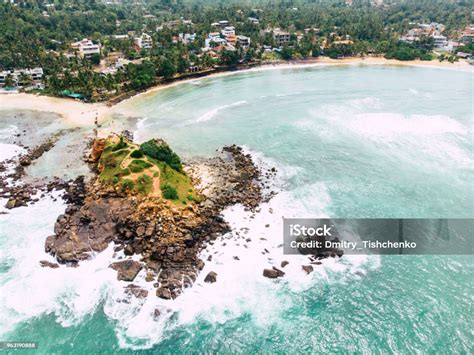 멋진 야자수와 에메랄드 빛 바다 물 화려한 열 대 섬 풍경 자란된 빈 모래 해변 외로운 헛 보트 Mirisa 스리랑카 여름 태양의 숨막히는 샷 0명에 대한 스톡 사진 및