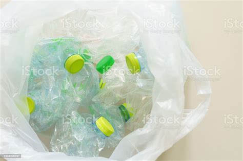 사용 된 플라스틱 물병은 운반 가방에 있습니다 매일 플라스틱 병에서 물을 마시는 아이디어는 분해하기 어려운 폐기물을 만듭니다 0명에 대한 스톡 사진 및 기타 이미지 Istock