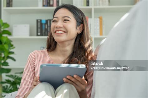 영감 작가 쓰기 창조적 인 레크리에이션 상상하다 아름다운 아시아 매력적인 젊은 여성 노트북에 아이디어를 쓰기 할 일 목록 좋은 생각 작업 저널리스트 세련된 꿈의 이미지 휴식