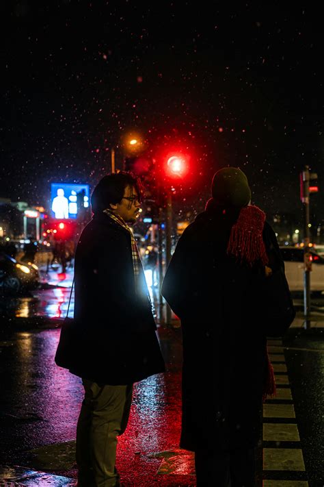 붉은 불빛이 있는 야간 도시 거리 풍경 · 무료 스톡 사진