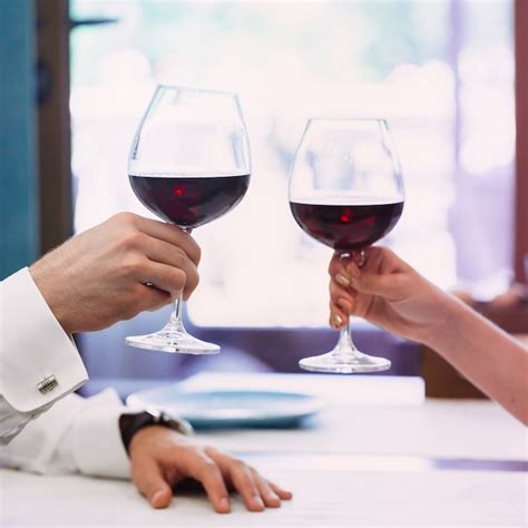 Schöne Junge Paare Mit Gläsern Rotwein Im Luxusrestaurant Premium Foto