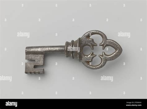 Pipe Key C 1400 C 1500 Pipe Key Whose Three Pass Shaped Grip With Split Inner Cakes Rests