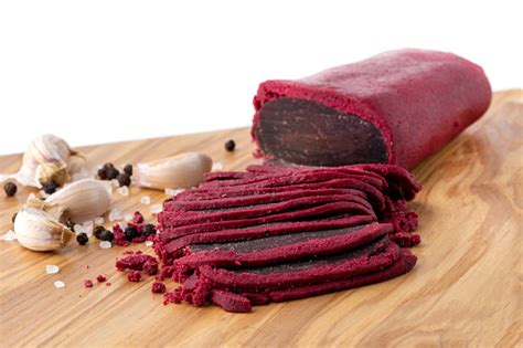 나무 판에 고기를 경화 바스 투르마의 클로즈업은 조각으로 슬라이스 말고기에 대한 스톡 사진 및 기타 이미지 말고기 보존 처리를 한 갈색 Istock