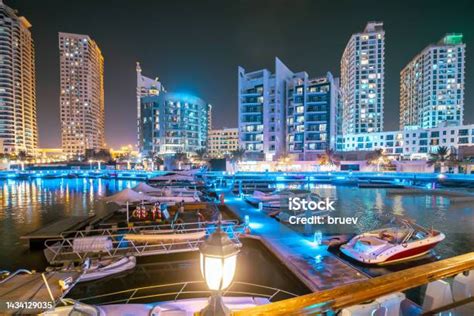 두바이 마리나 의 주거 지구의 고층 건물의 야경과 저녁 야간 조명에서 부두 근처에 계류 된 요트 밤 하루 시간대에 대한 스톡 사진 및 기타 이미지 Istock