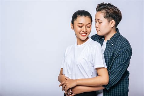 서서 뒤에서 포옹하는 두 여성 연인 무료 사진