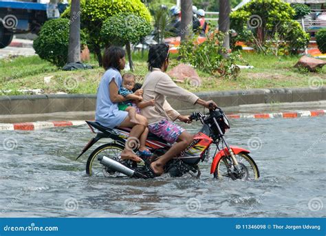 De Regen Van De Moesson In Bangkok Thailand Redactionele Stock Foto Image Of Familie Verkeer