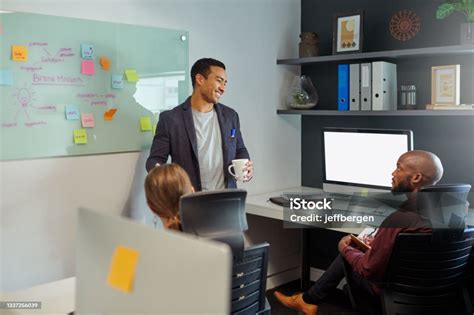 그의 사무실에서 직원에게 프리젠 테이션을주는 젊은 사업가의 샷 20 24세에 대한 스톡 사진 및 기타 이미지 20 24세 25 29세 30 34세 Istock