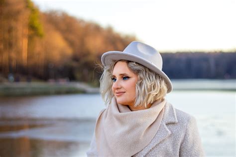 자연의 배경에 대한 석양의 광선에서 가을에 밝은 눈 화장을 한 모자를 쓴 금발 여성의 초상화 물과 숲 30 34세에 대한 스톡 사진 및 기타 이미지 Istock