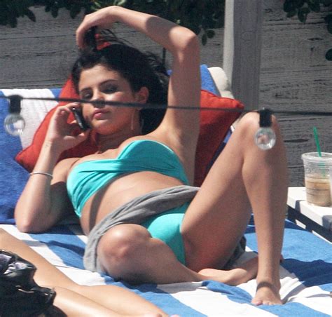 Selena Gomez Legs Spread Celebrity Photos Leaked
