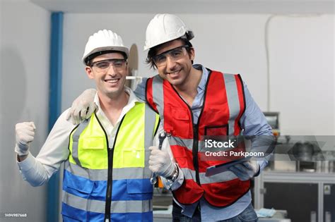 백인 기계공 기술자 유지 보수 공장에서 산업 기계 장비 수리 제조 공장에서 렌치를 사용하여 컴퓨터와 마스크로 보호복을 입은 전문 작업자 육체 노동자에 대한 스톡 사진 및