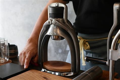 2022년 10월 1일 인도네시아 말랑 록프레소 방식으로 에스프레소를 만드는 바리스타 구이에 대한 스톡 사진 및 기타 이미지