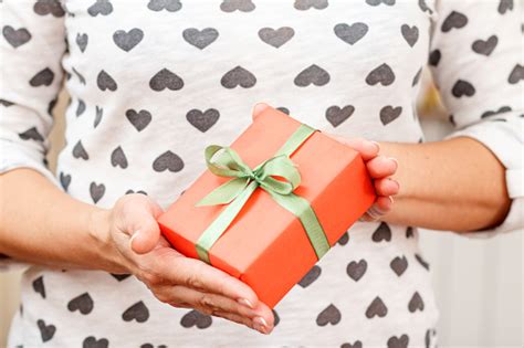 손에 리본으로 묶인 선물 상자를 들고 있는 여자 개념에 대한 스톡 사진 및 기타 이미지 개념 기념일 낮 Istock