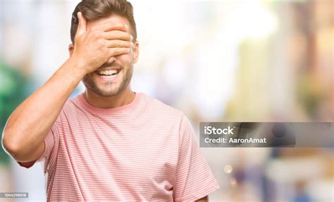 잘생긴 젊은이 격리 된 배경에 놀람에 대 한 눈을 덮고 얼굴에 손으로 웃 고 웃 고 눈 먼 개념입니다 가리기에 대한 스톡 사진 및 기타 이미지 Istock