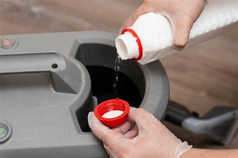 클리너는 추출 방법으로 드라이 클리닝을 위해 추출기 기계에 화학 물질을 붓습니다 가사 집안일에 대한 스톡 사진 및 기타 이미지 가사 집안일 건조한 깔끔한 Istock