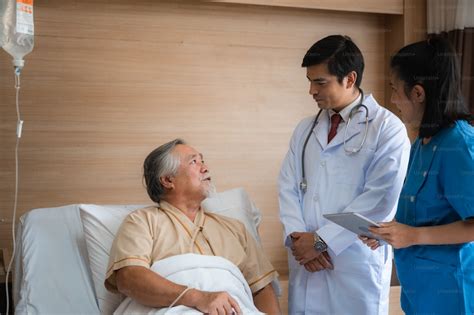 건강 보험 개념 전문 의사의 건강 검진 및 간호사의 지원을 위해 병원에 거주하는 노인 환자 노인을위한 의학 건강 관리 사진 Unsplash의 건강 검진 이미지