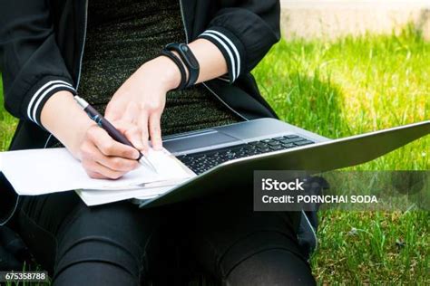 랩톱 컴퓨터 화면을 보면서 메모를 쓰고 있는 한 젊은 학생 교육에 대한 스톡 사진 및 기타 이미지 교육 귀여운 노트북 Istock