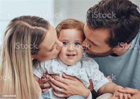 부모 집 아기 얼굴은 사랑이 있는 집에서 어머니 아빠 아이의 초상화에 키스합니다 부모 보살핌 휴식 행복한 가족 엄마 아버지 아이와 함께 집 유대감에서 미소로 진정 12 17