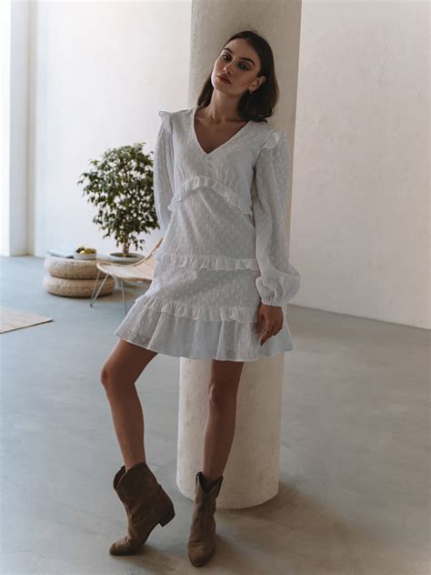 Платье мини с оборками на плечах и юбке :: LICHI - Online fashion store