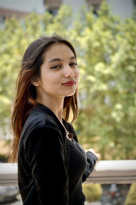 얼굴에 미소를 띠고 나무 앞에 서 있는 여자 사진 Unsplash의 무료 사진술 이미지