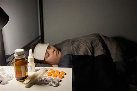 질병 어린이 담요에 싸인 어린 소녀 프리미엄 사진