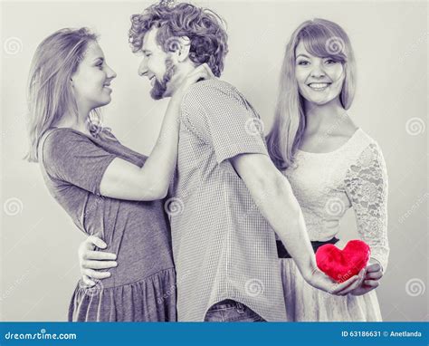 Knappe Man Verraden Vrouwen Stock Afbeelding Image Of Liefhebben Gevoel 63186631