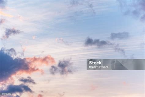 일몰 배경 부드럽고 흐릿한 파스텔 색구름이 있는 하늘 해변 리조트에 그라데이션 구름을 통해 햇빛 자연 일출 평화로운 아침 0명에 대한 스톡 사진 및 기타 이미지 Istock