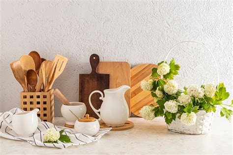 다양한 주방 용품과 밝은 색상의 장식이 있는 아름다운 주방 조리대 인테리어 생태학적으로 깨끗한 주방 에코 아이템 가정 생활에 대한 스톡 사진 및 기타 이미지 Istock