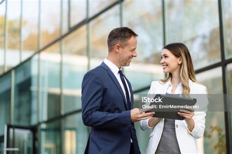 야외에서 태블릿 컴퓨터에서 작업을 논의하는 두 명의 비즈니스 인 남자에 대한 스톡 사진 및 기타 이미지 남자 미소 수트 Istock