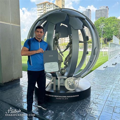 عکس اخذ مدرک دیپلم مدیریت فوتبال توسط یک پرسپولیسی خبرورزشی