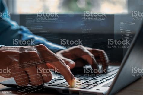 디지털 기술 소프트웨어 개발 개념 코딩 프로그래머 가상 화면에서 회로 기판 및 자바스크립트가 있는 노트북에서 작업하는 소프트웨어 엔지니어 사물 인터넷 Iot 소프트웨어