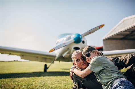 프로펠러 비행기로 풀밭에서 휴식을 취하는 조종사와 어린 딸 10 11세에 대한 스톡 사진 및 기타 이미지 10 11세 2명 가족 Istock