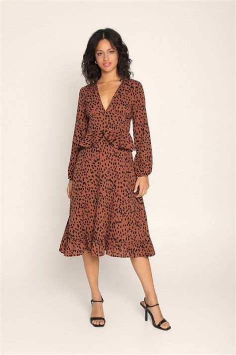 Сукня міді з баскою та довгим рукавом