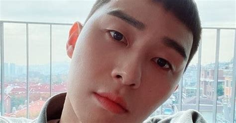 박서준 밤톨머리 근접 셀카 빠져드는 눈빛에 갸우뚱