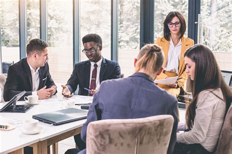 사무실에서 팀으로 일하는 비즈니스 사람들 직장에서 성공적인 팀 창의적인 사무실에서 함께 일하고 소통하는 젊은 사업가그룹 개발에 대한 스톡 사진 및 기타 이미지 Istock