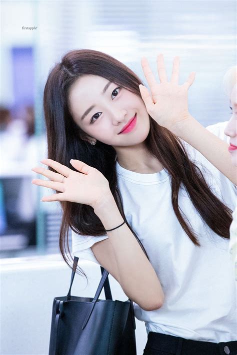 Update Loona Shares Anticipation For Debut Concert With New Teaser