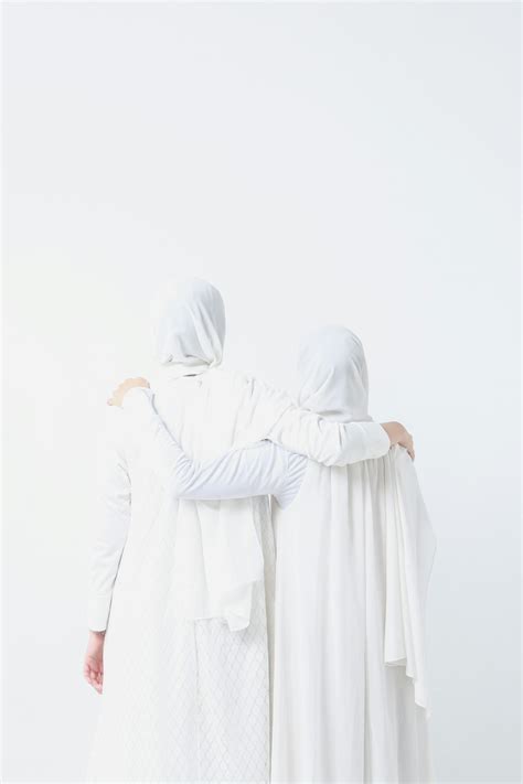 흰 옷을 입은 두 여자가 나란히 서 있다 사진 Unsplash의 무료 하얀 이미지