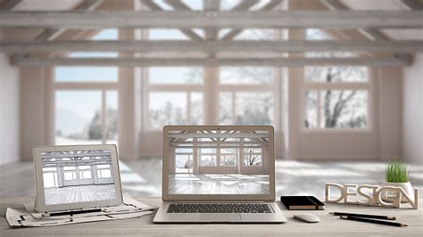 건축가 디자이너 데스크톱 개념 노트북 및 태블릿 화면을 보여주는 인테리어 디자인 프로젝트 및 Cad와 나무 책상에 스케치 흐리게 초안 배경 스 칸디 나 비아 빈 공간