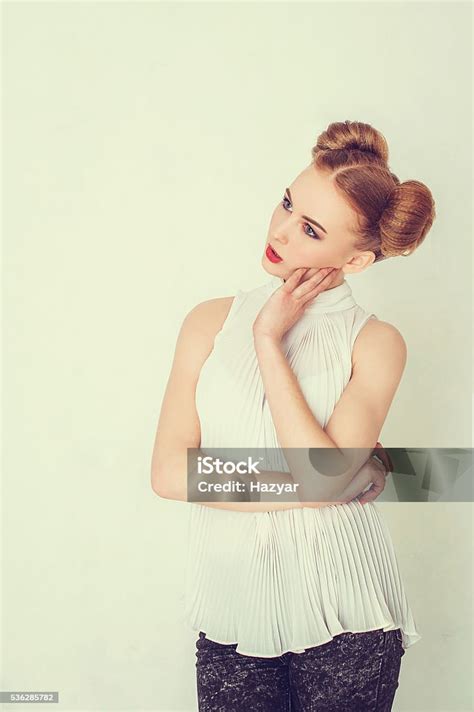 인물사진 아름다운 와 함께 있는 여자아이 재미있는 헤어스타일 감정에 대한 스톡 사진 및 기타 이미지 감정 관능 금발 머리 Istock