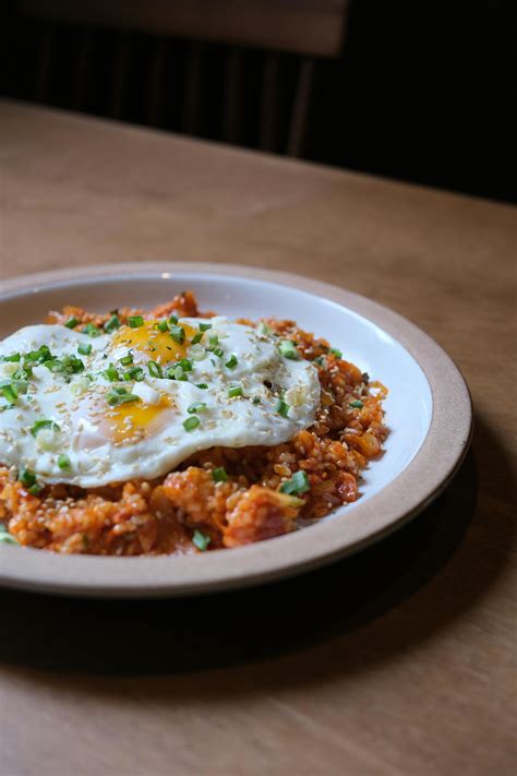 갈라지다 계란 계란 요리 계란 후라이 고명 녹색 장식 러스틱 맛있는 먹는 먹음직스러운 목조 테이블 미식가 바삭한 가장자리 볶음밥 부드러운 달걀