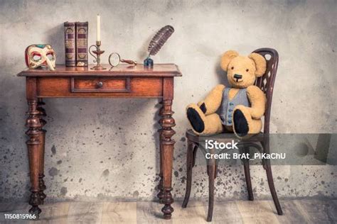 의 자에 테 디 베어 장난감 오래 된 Inkwell을 가진 퀼 잉크 펜 골동품 책 황동 돋보기 빈티지 촛대에 촛불 오크 나무