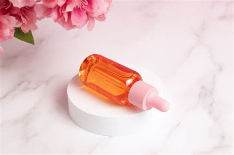 음력 배경에 꽃과 연단에 유리 드롭퍼 병 화장품 용기 모형 브랜딩 및 패키징 프레젠테이션을 위한 배경 내츄럴 스킨케어 뷰티 제품 컨셉 0명에 대한 스톡 사진 및 기타 이미지