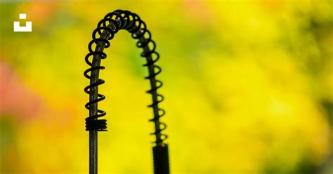 수도꼭지와 창문을 배경으로 한 주방 싱크대 사진 Unsplash의 무료 싱크 수도꼭지 이미지