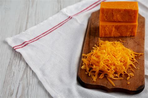 소박한 나무 판에 갈가리 찢긴 날카로운 체다 치즈 측면보기 텍스트를 위한 공간입니다 0명에 대한 스톡 사진 및 기타 이미지