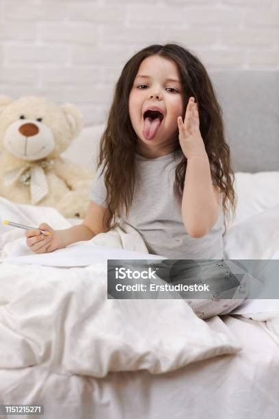 귀여운 어린 소녀는 침대에 누워 있는 동안 그림을 그리기 가정 생활에 대한 스톡 사진 및 기타 이미지 가정 생활 가정의 방 교육 Istock